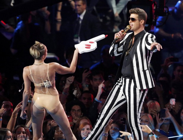 Miley Cyrus Vma 2013 Performance Top Photos From We Cant Stop Twerking Performance With